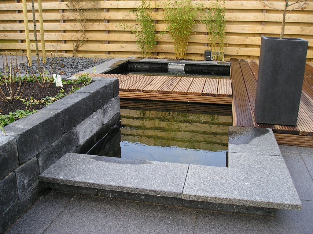 Moderne tuin met vijver en vlonder - Precisie Tuinen